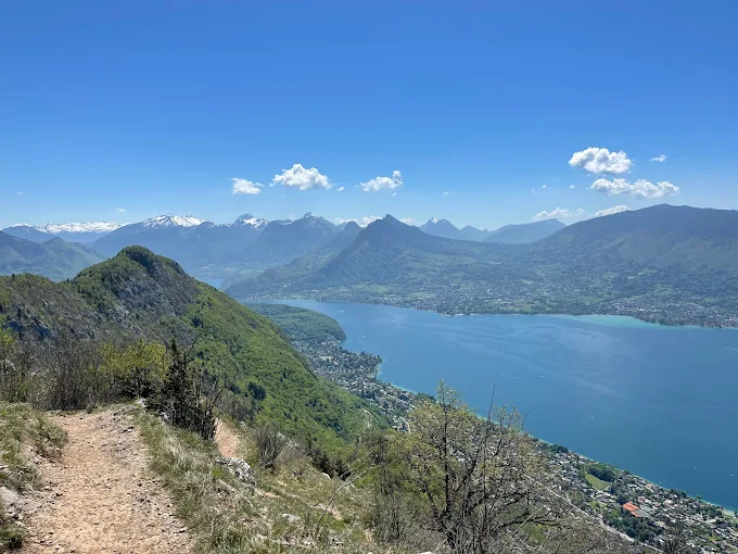 Partez à la découverte des montagnes entourant le lac d'Annecy ...